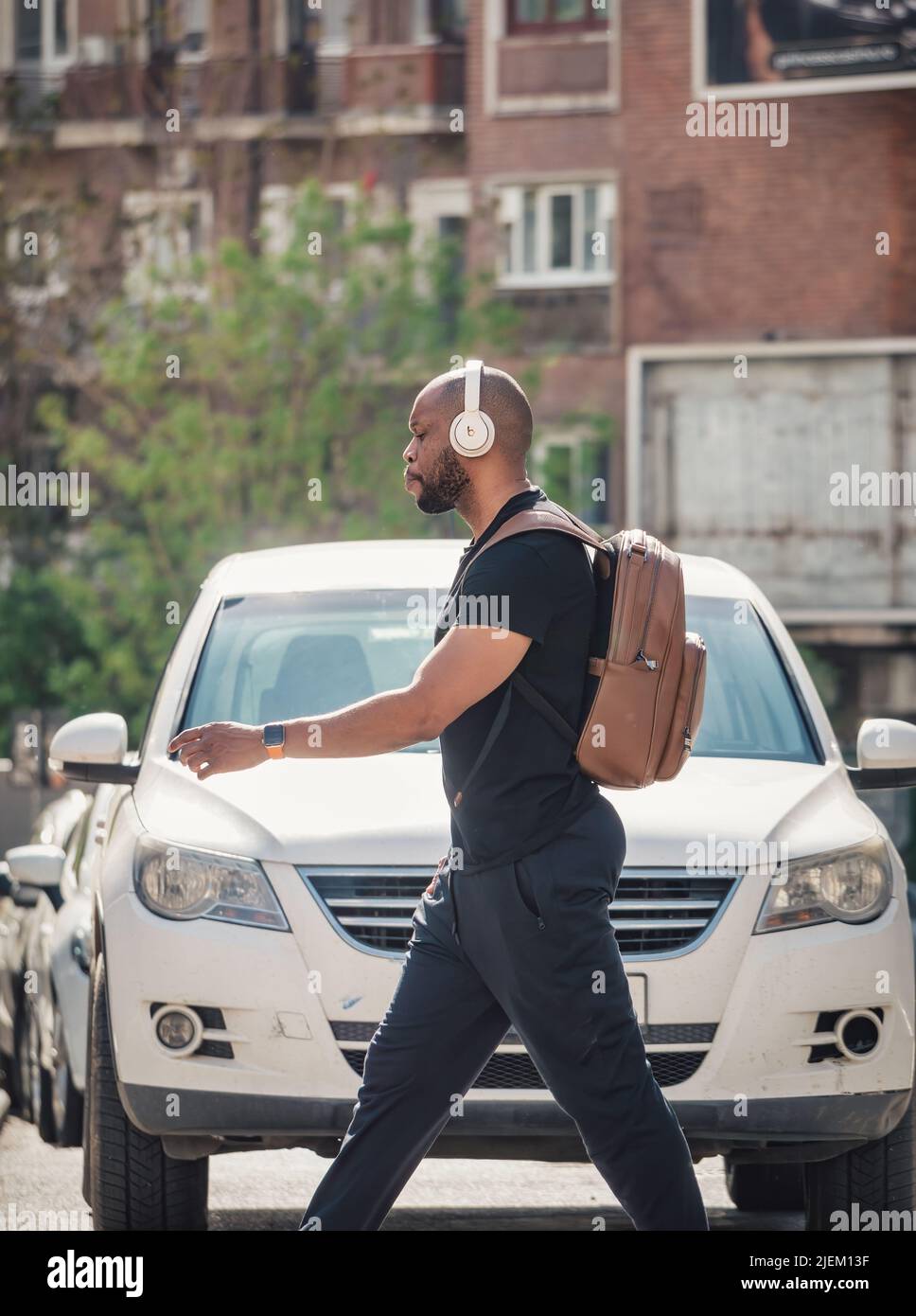 Headphone* car crossing road hi-res stock photography and images - Alamy