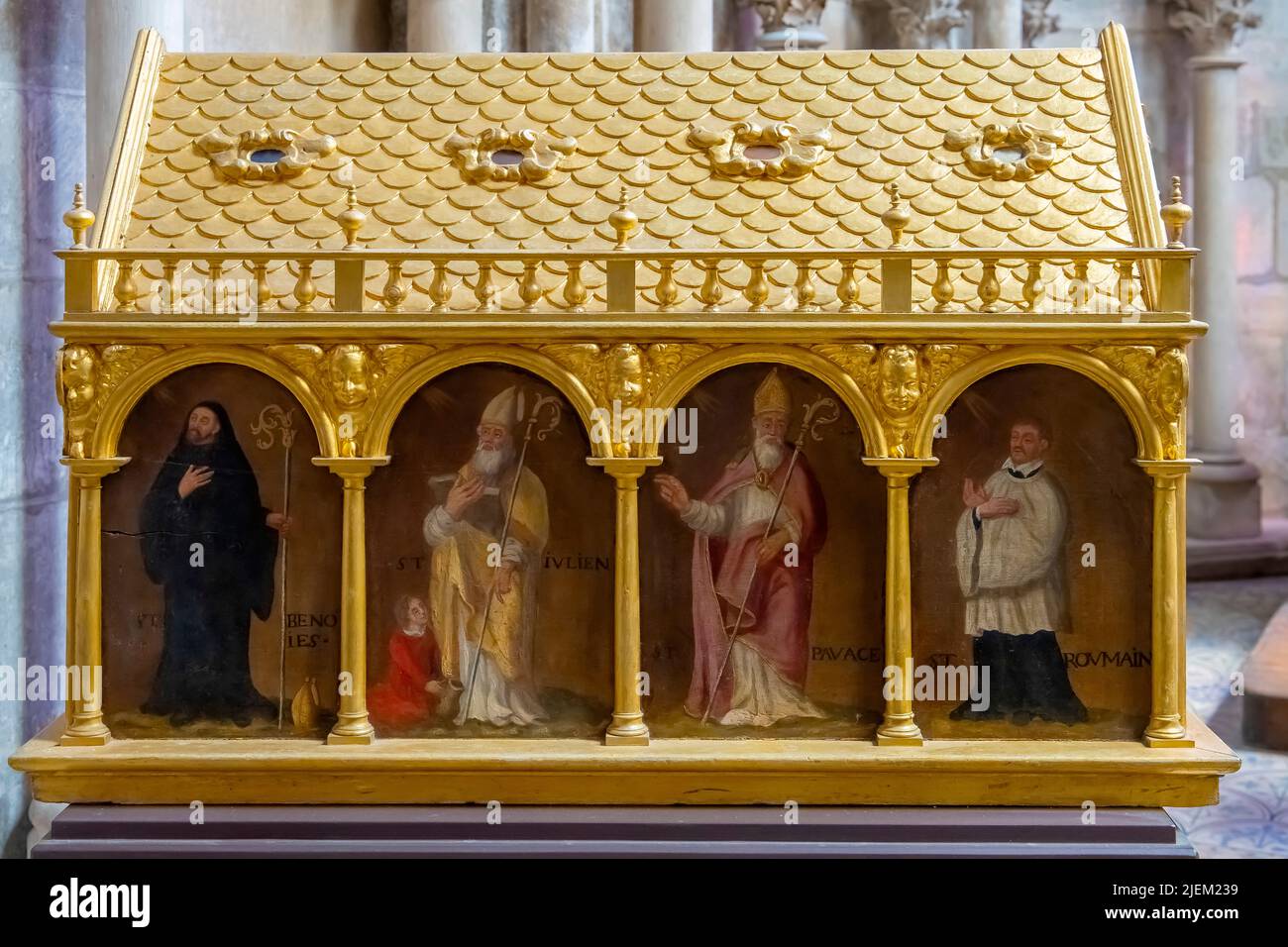 Le Mans Cathedral. View from the Romanesque central nave towards the ...