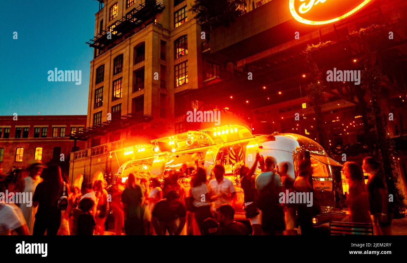 A food truck at night with a crowd Stock Photo - Alamy