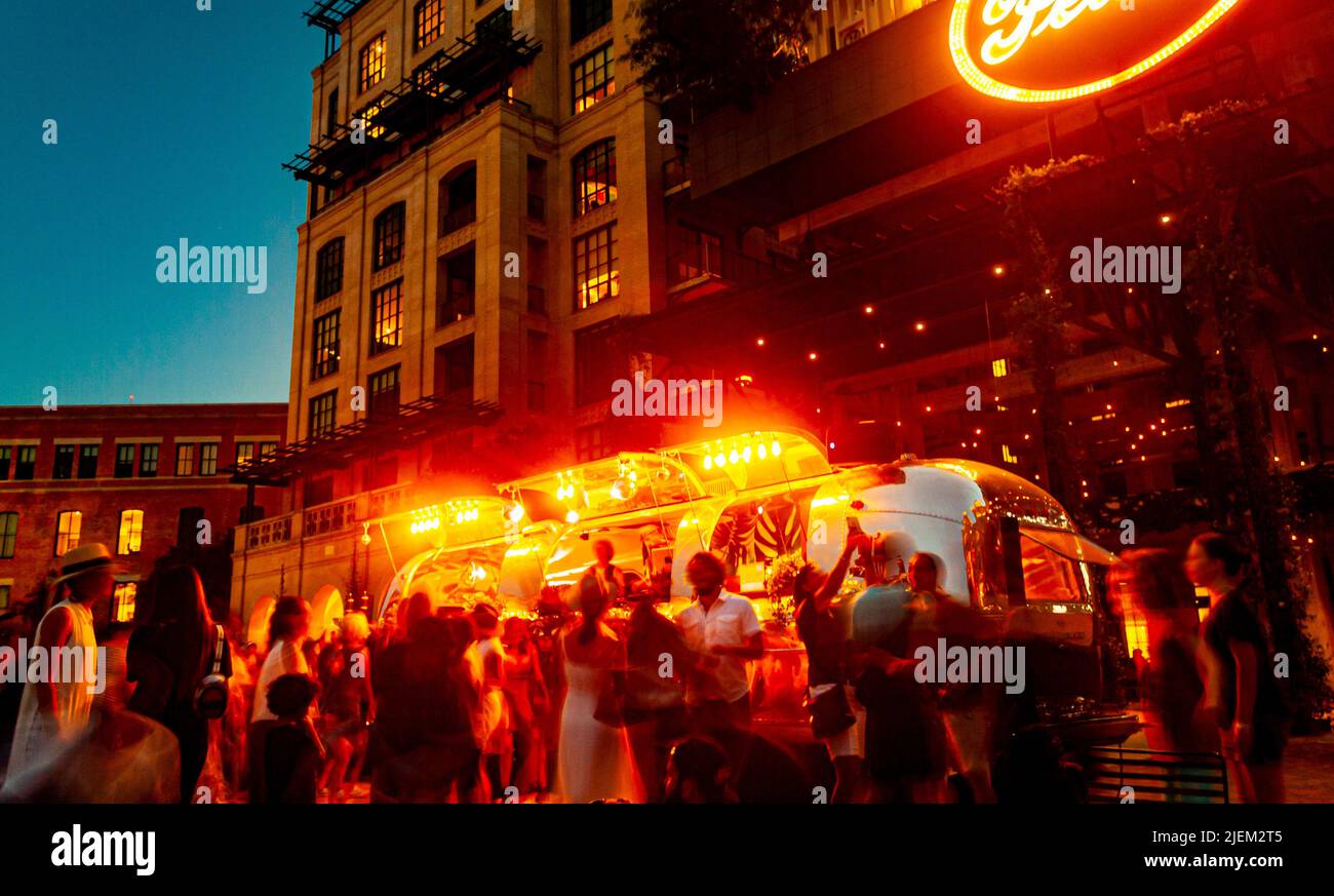 A food truck at night with a crowd Stock Photo - Alamy