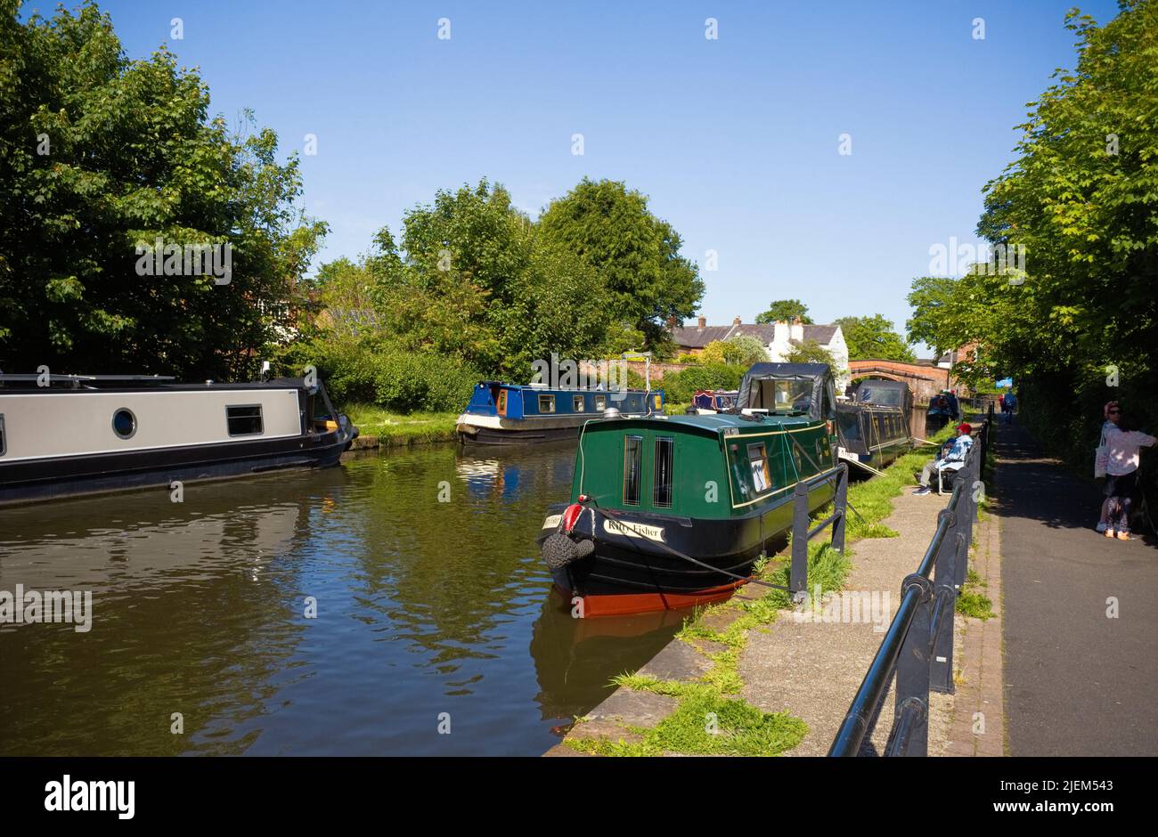 Towpath and moorings on the Bridgewater Canal at Lymm in Cheshire Stock ...