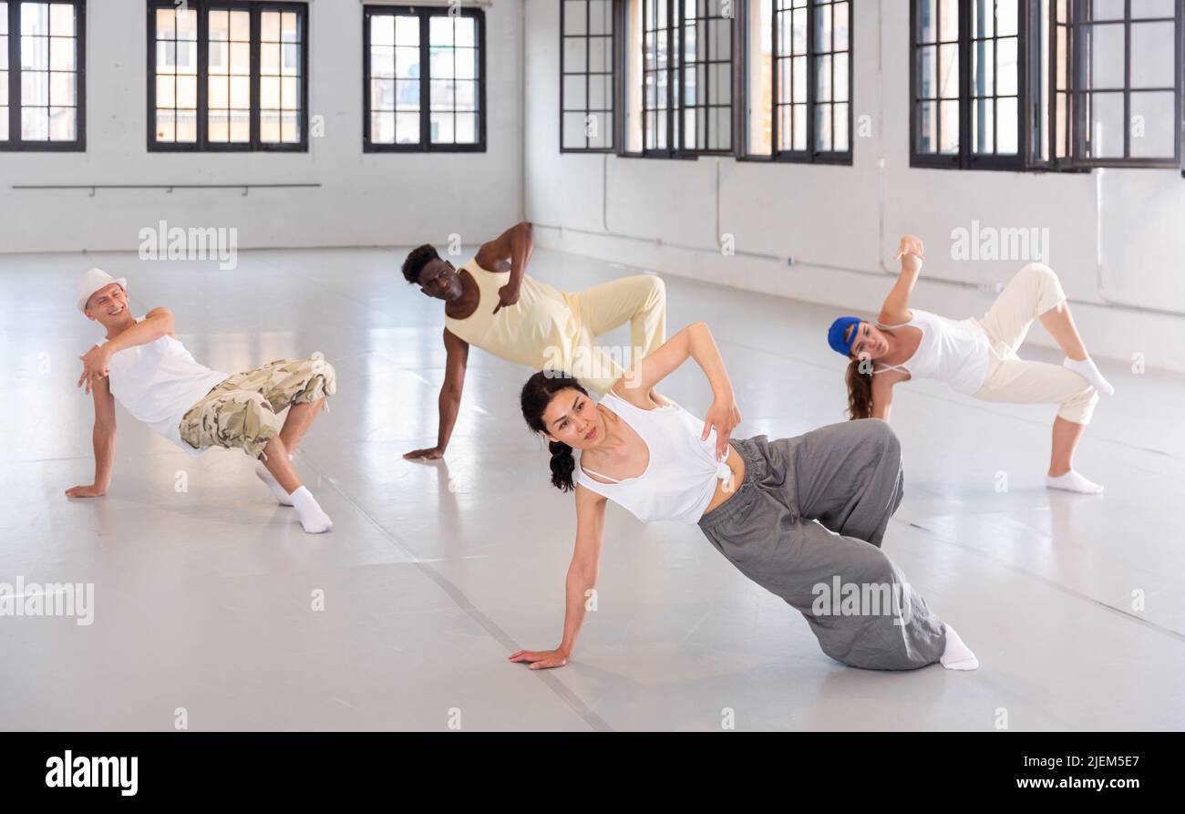 Group of young people learning modern dance movements Stock Photo - Alamy
