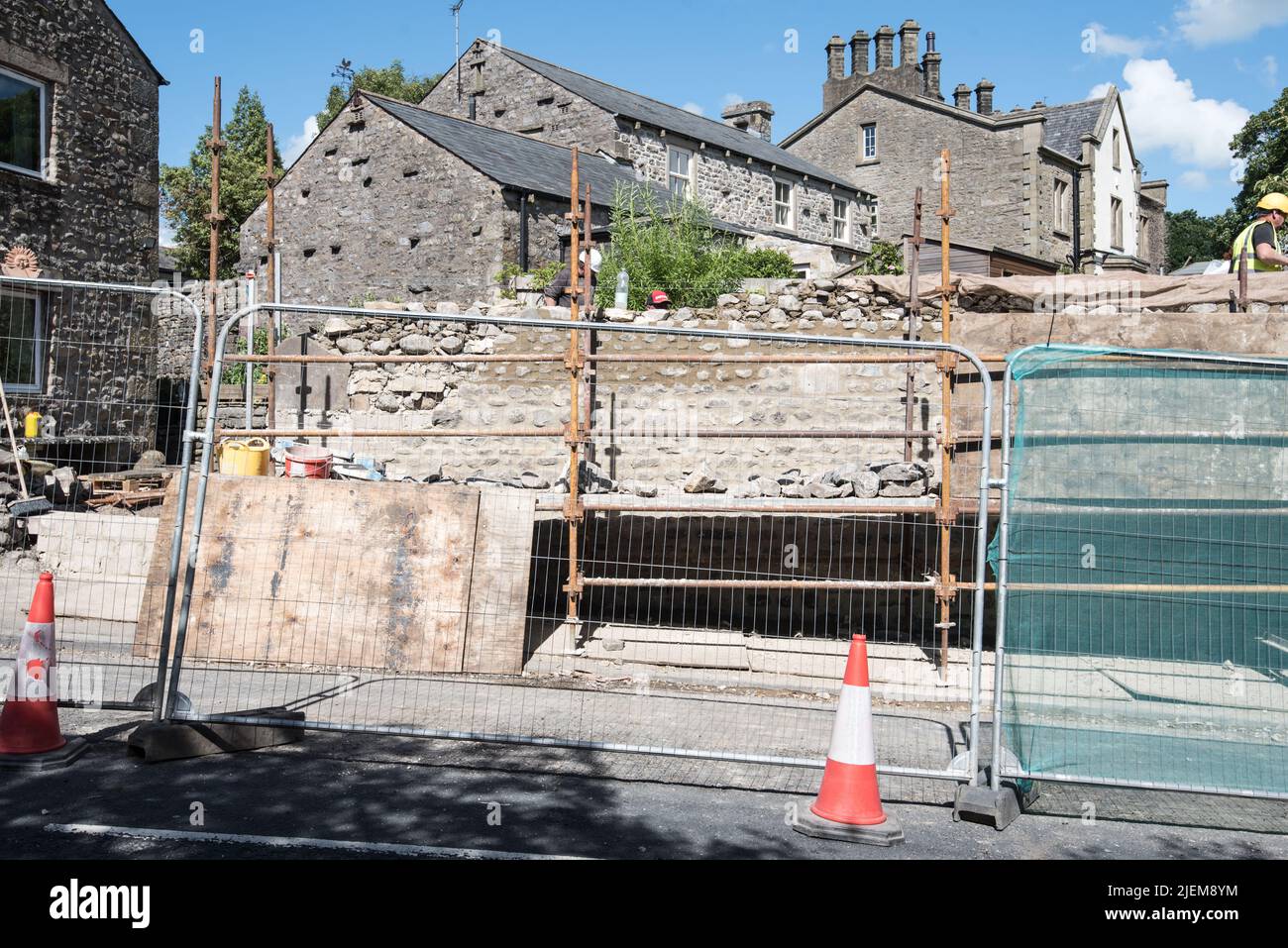 Starting to level off the 'garden' wall above block-supported section ...