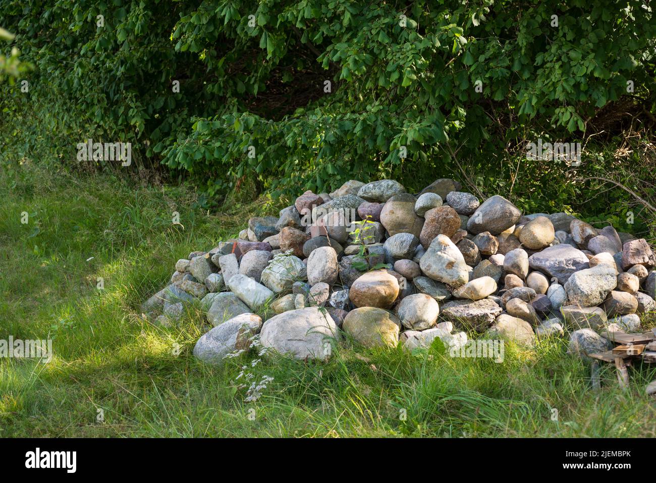 Large pile of grave stones hi-res stock photography and images - Alamy