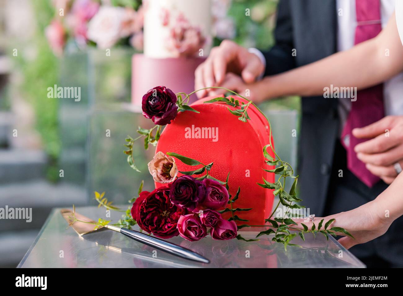 Cutting wedding cake hi-res stock photography and images - Alamy