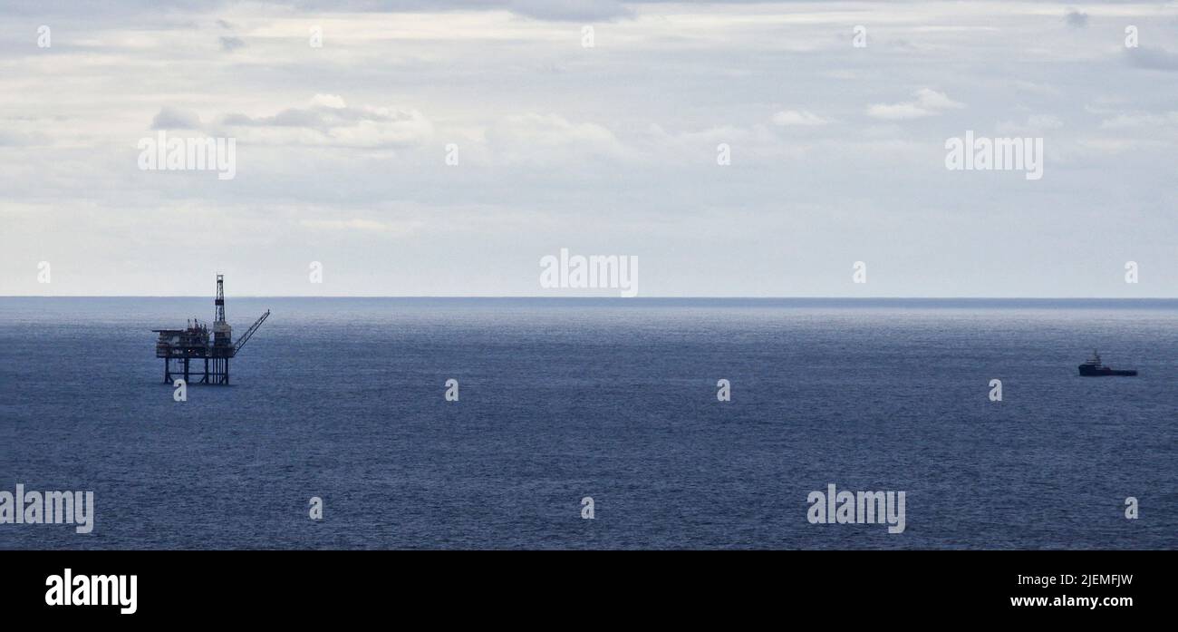 view of ship approaching oil rig in the sea Stock Photo - Alamy