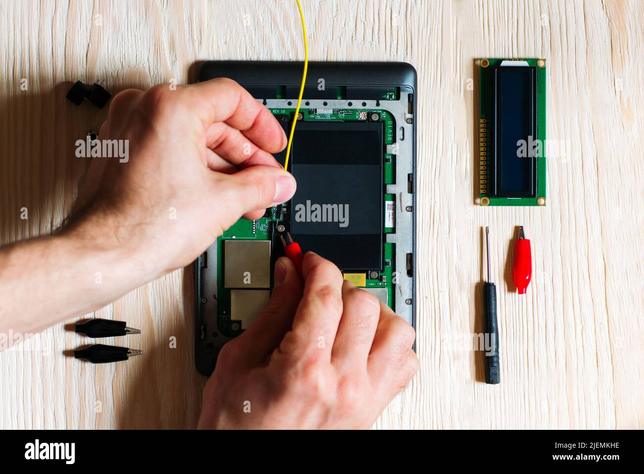 Repair engineer tablet hi-res stock photography and images - Alamy
