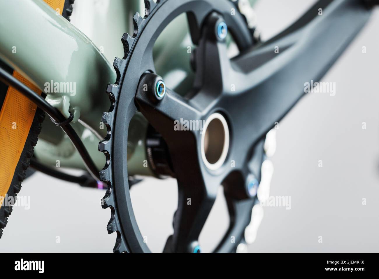 Bicycle crank system with chain close-up, mechanism for repair and ...