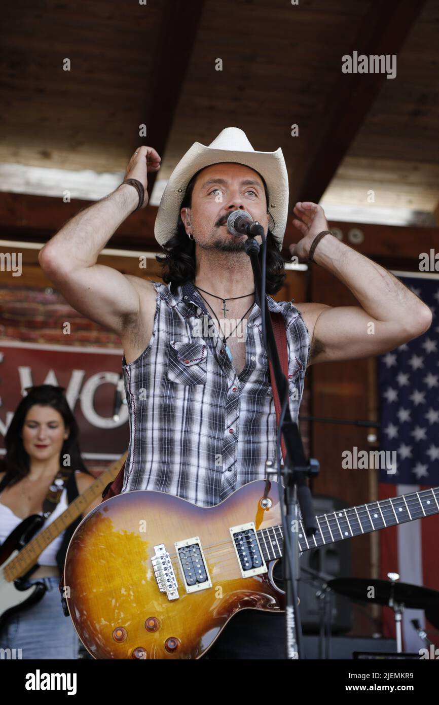 Lanny Lanner von More Than Words live beim 25. Countryfest auf der ...
