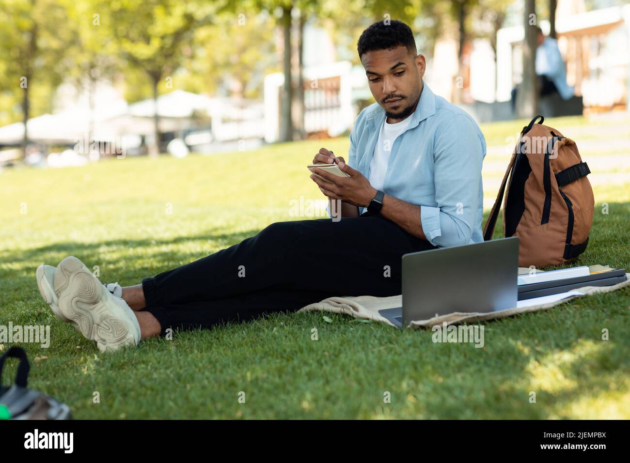 Student making notes outside hi-res stock photography and images - Alamy