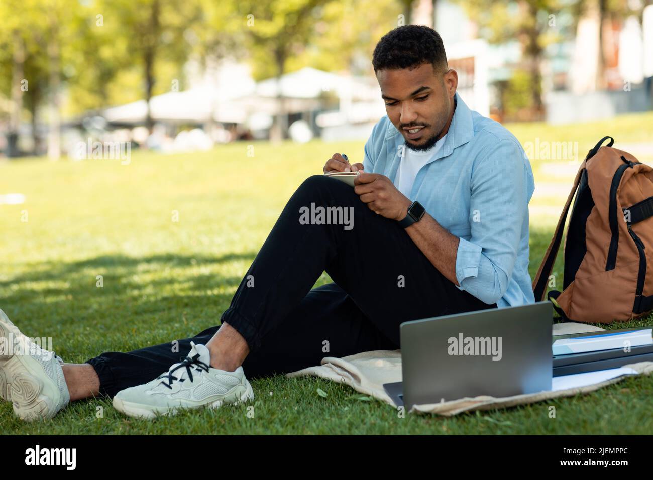 Man taking notes outside hi-res stock photography and images - Alamy