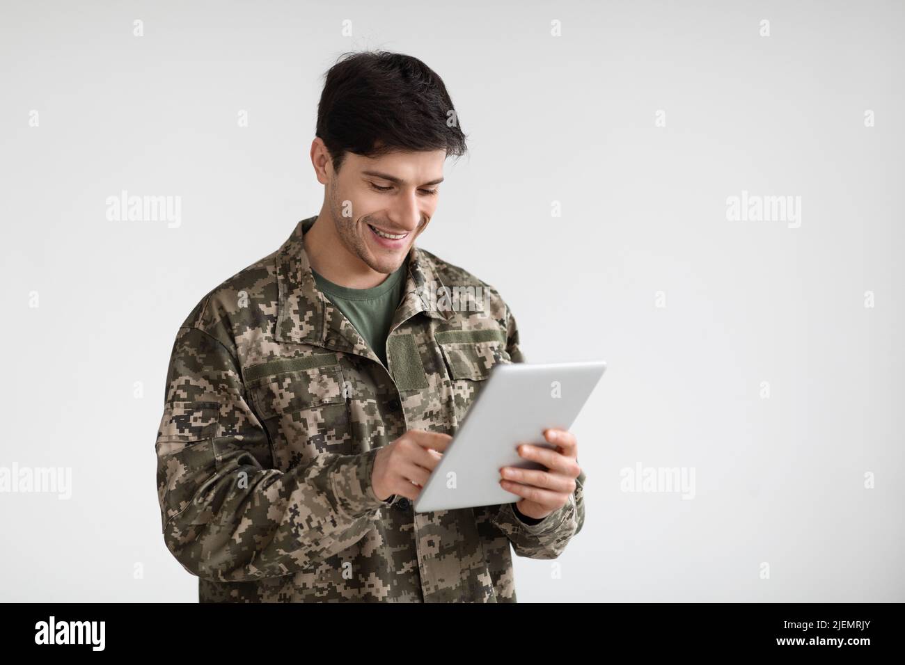 Army soldier tablet hi-res stock photography and images - Alamy