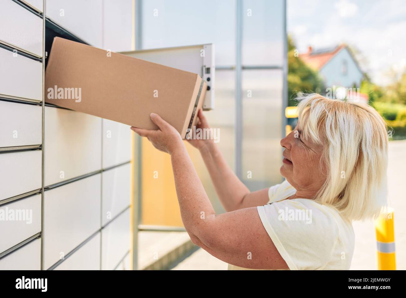 Customer pickup package hi-res stock photography and images - Alamy