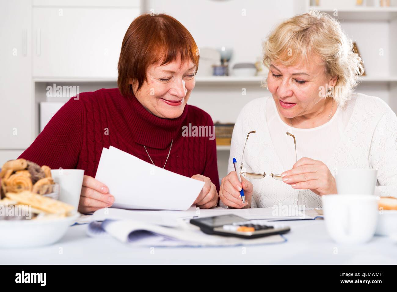 Women counting papers hi-res stock photography and images - Alamy