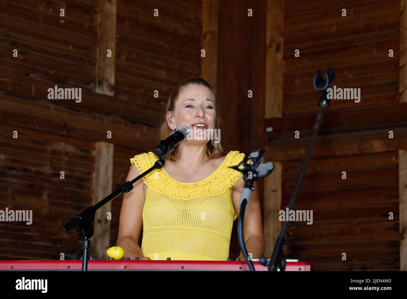 Stefanie Hertel von More Than Words live beim 25. Countryfest auf der ...