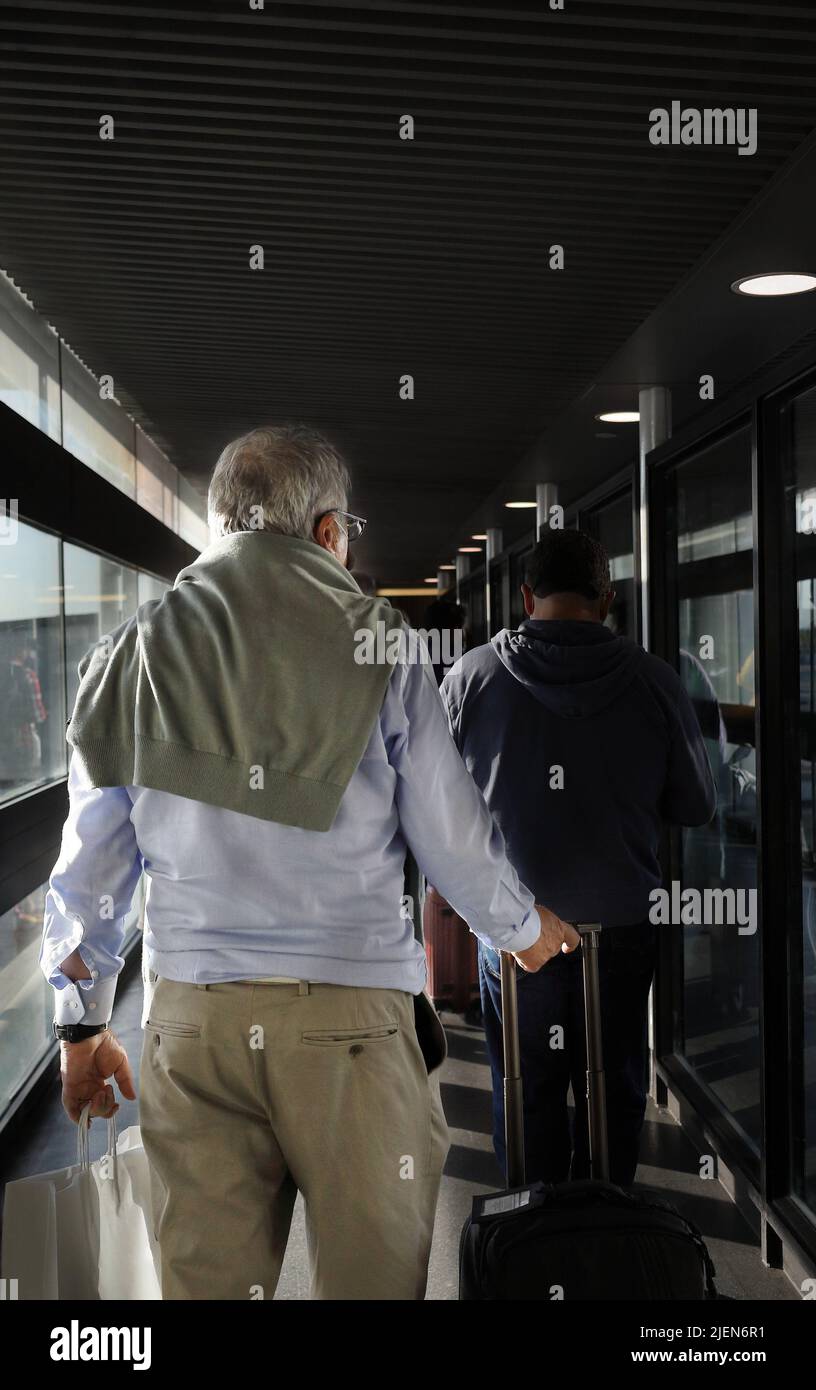 Airport corridor boarding flight hi-res stock photography and images ...