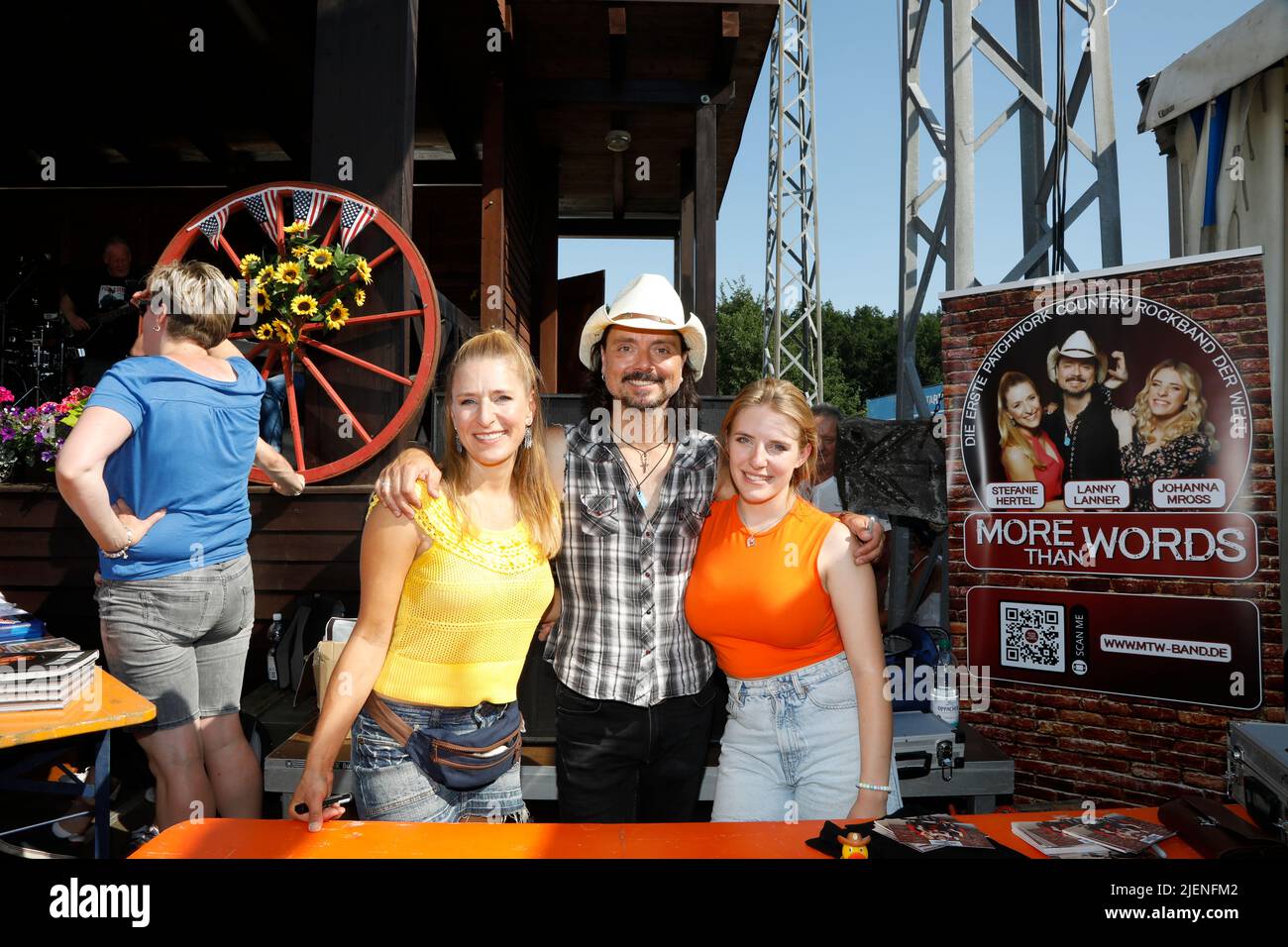Stefanie Hertel, Lanny Lanner und Johanna Mross von More Than Words live beim 25. Countryfest ...
