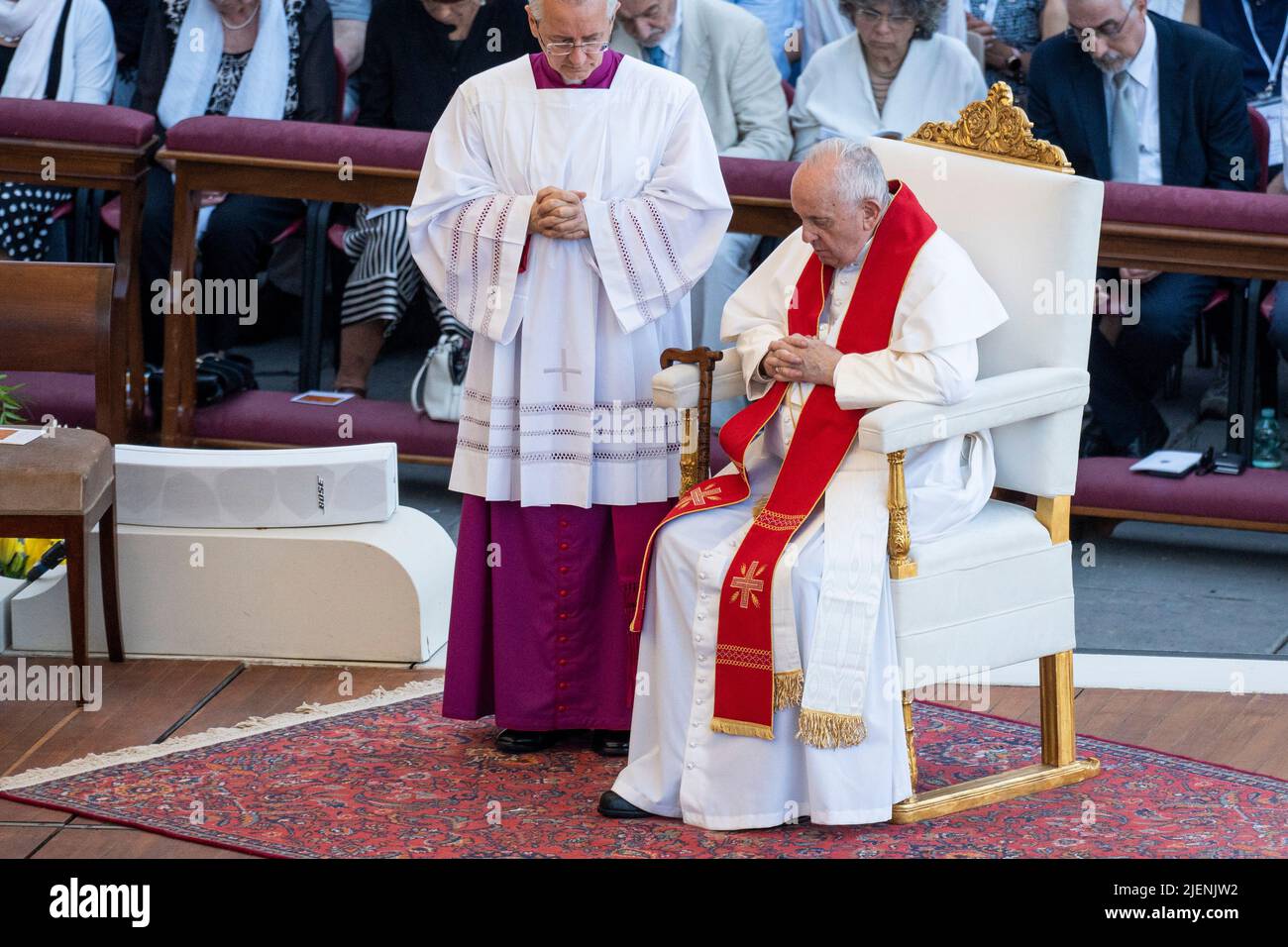 Vatican, Vatican. 25th June, 2022. Pope Francis receives holy communion ...