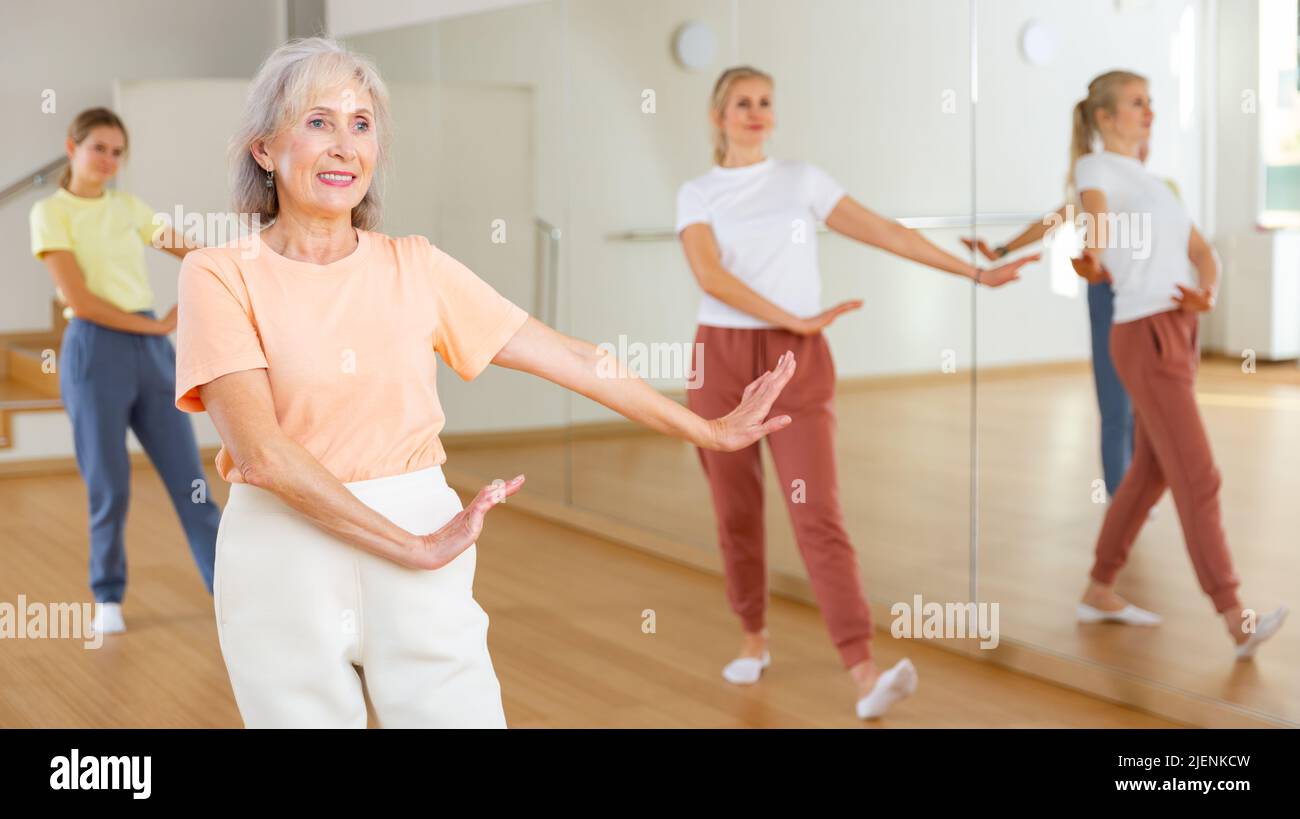 Mother teen daughter dance hi-res stock photography and images - Alamy