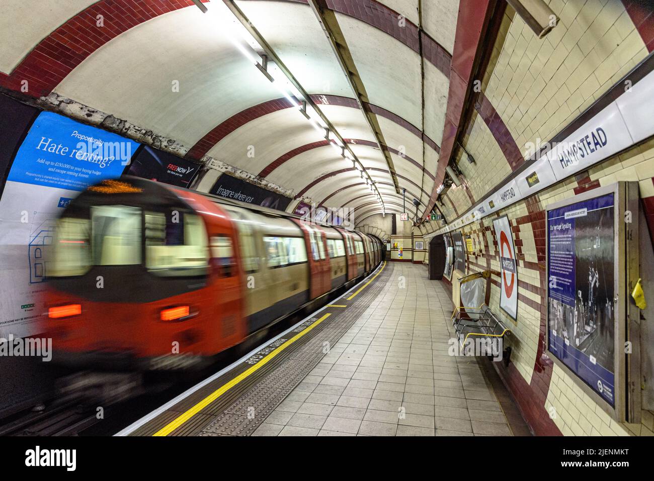 Northern line station hi-res stock photography and images - Alamy