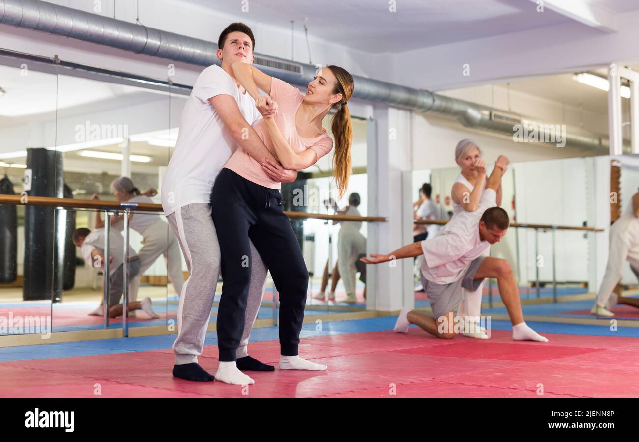 Woman performing elbow strike during self-defence training Stock Photo - Alamy