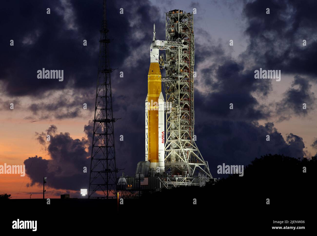 Sls moon rocket hi-res stock photography and images - Alamy