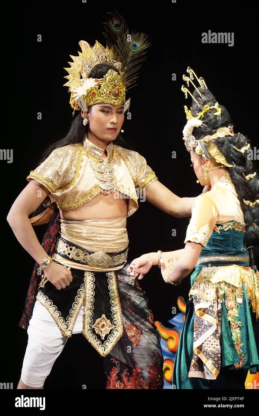 Performing Kresnayana Kawedhar story. Kresnayana Kawedhar means The ...