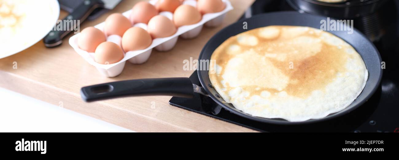Pancake in pan stack hi-res stock photography and images - Alamy