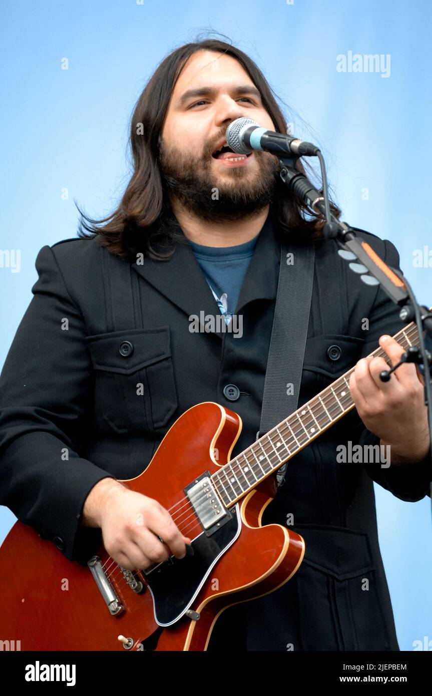 Romeo Stodart - The Magic Numbers, V2006, Hylands Park, Chelmsford ...