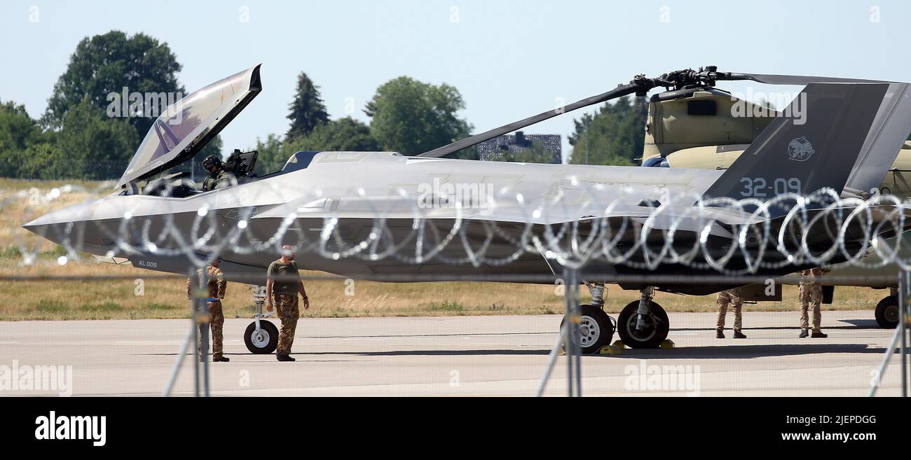 20 June 2022, Brandenburg, Schönefeld: An Italian Armed Forces F-35 ...