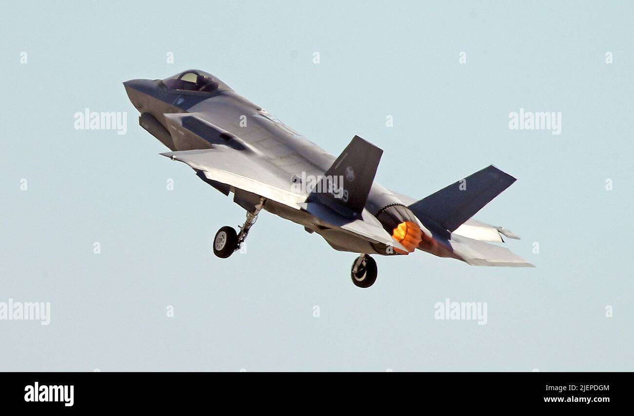 20 June 2022, Brandenburg, Schönefeld: An Italian Armed Forces F-35 ...