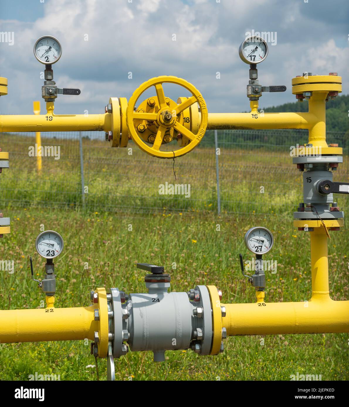 Natural gas pipe and valves hi-res stock photography and images - Alamy