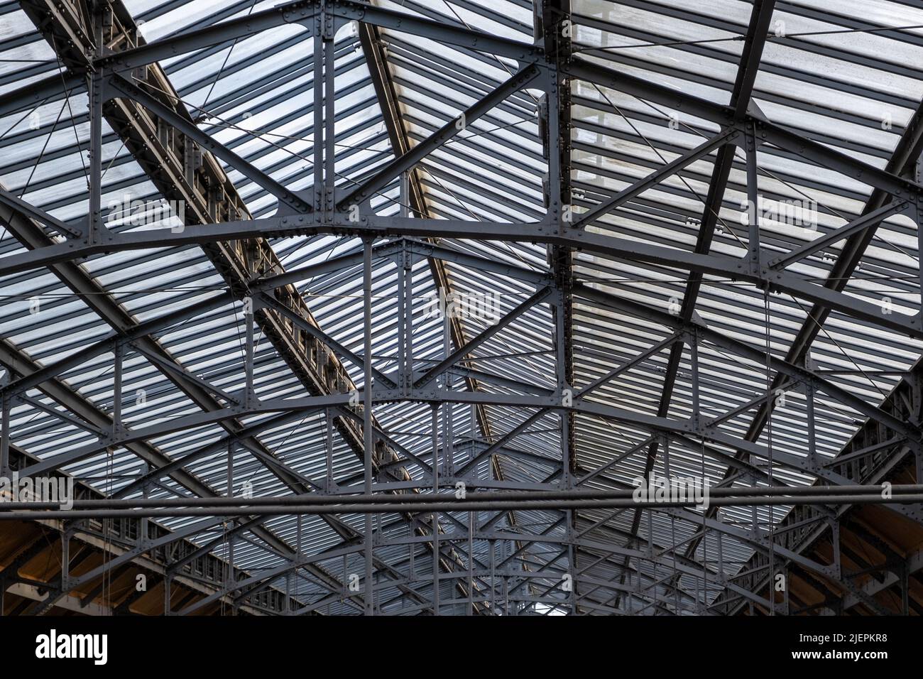 Steel roof structure hi-res stock photography and images - Alamy