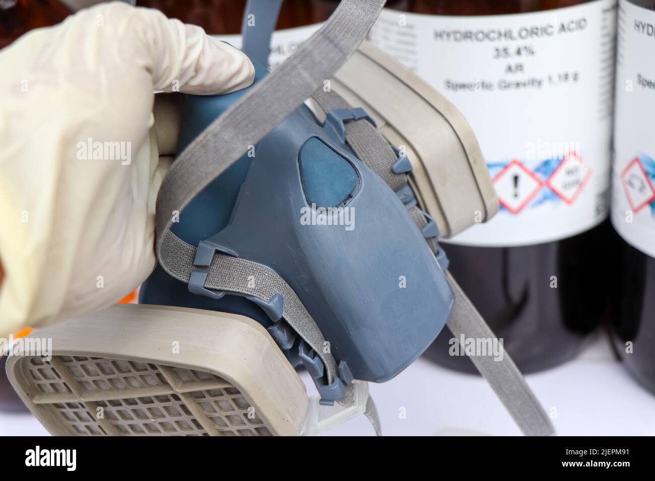 chemical mask can prevent chemicals in the laboratory or at work from ...