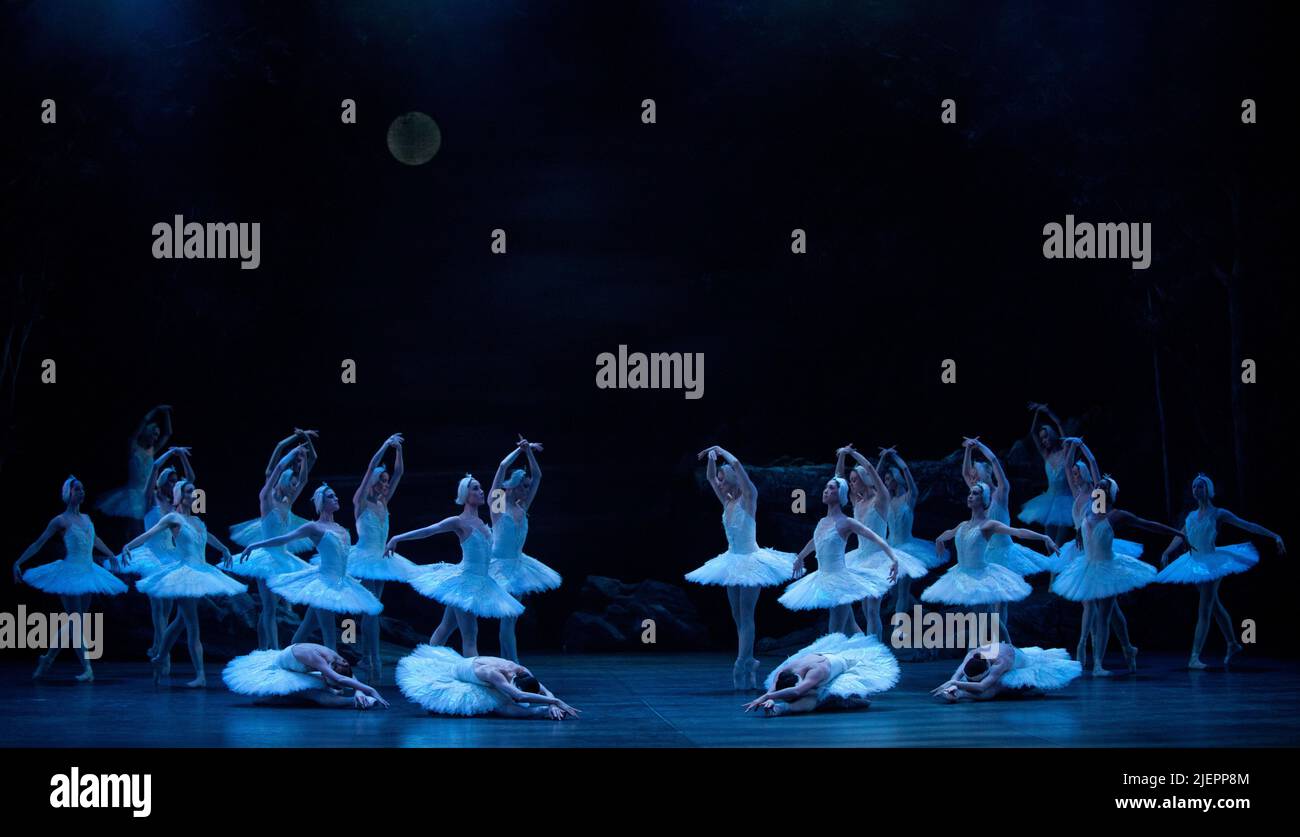 English ballet swan lake hi-res stock photography and images - Alamy