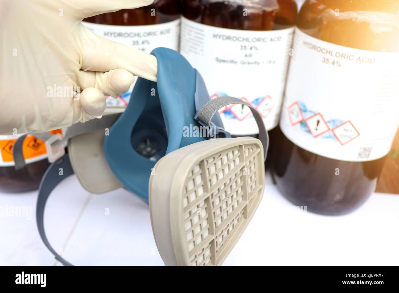 chemical mask can prevent chemicals in the laboratory or at work from ...