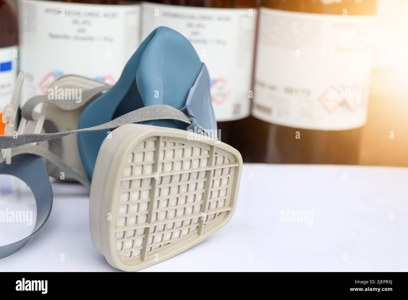 chemical mask can prevent chemicals in the laboratory or at work from ...