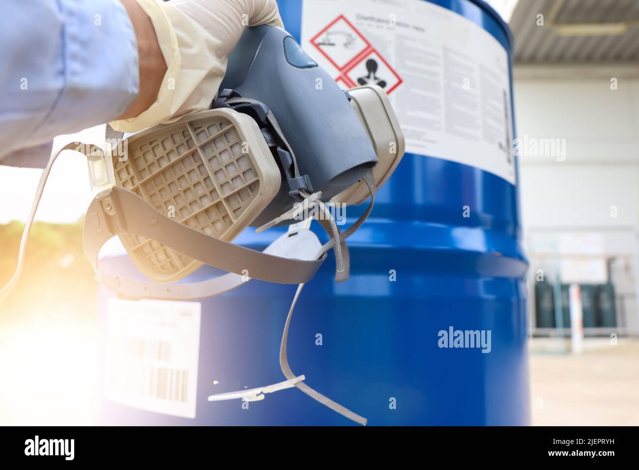 chemical mask can prevent chemicals in the laboratory or at work from ...