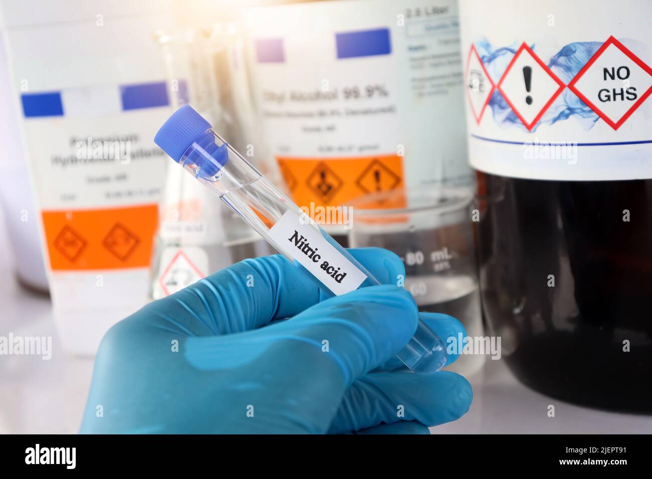 Nitric acid reaction hi-res stock photography and images - Alamy