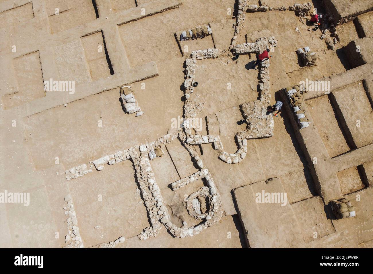 Rahat, Israel. 28th June, 2022. Palestinian workers of Israel's ...