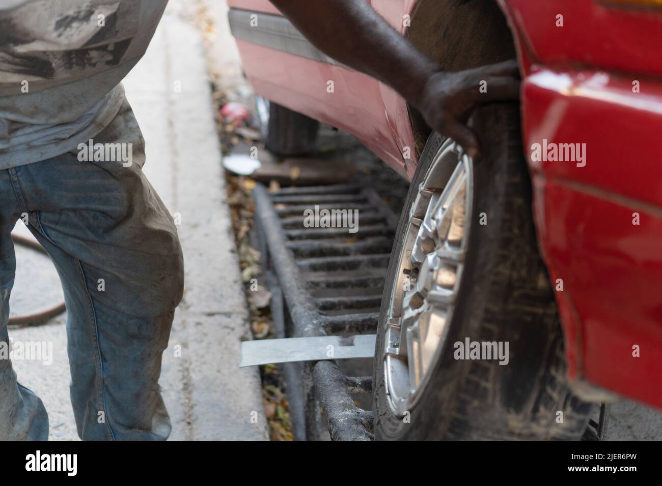 African Mechanic fitting car wheel Stock Photo - Alamy
