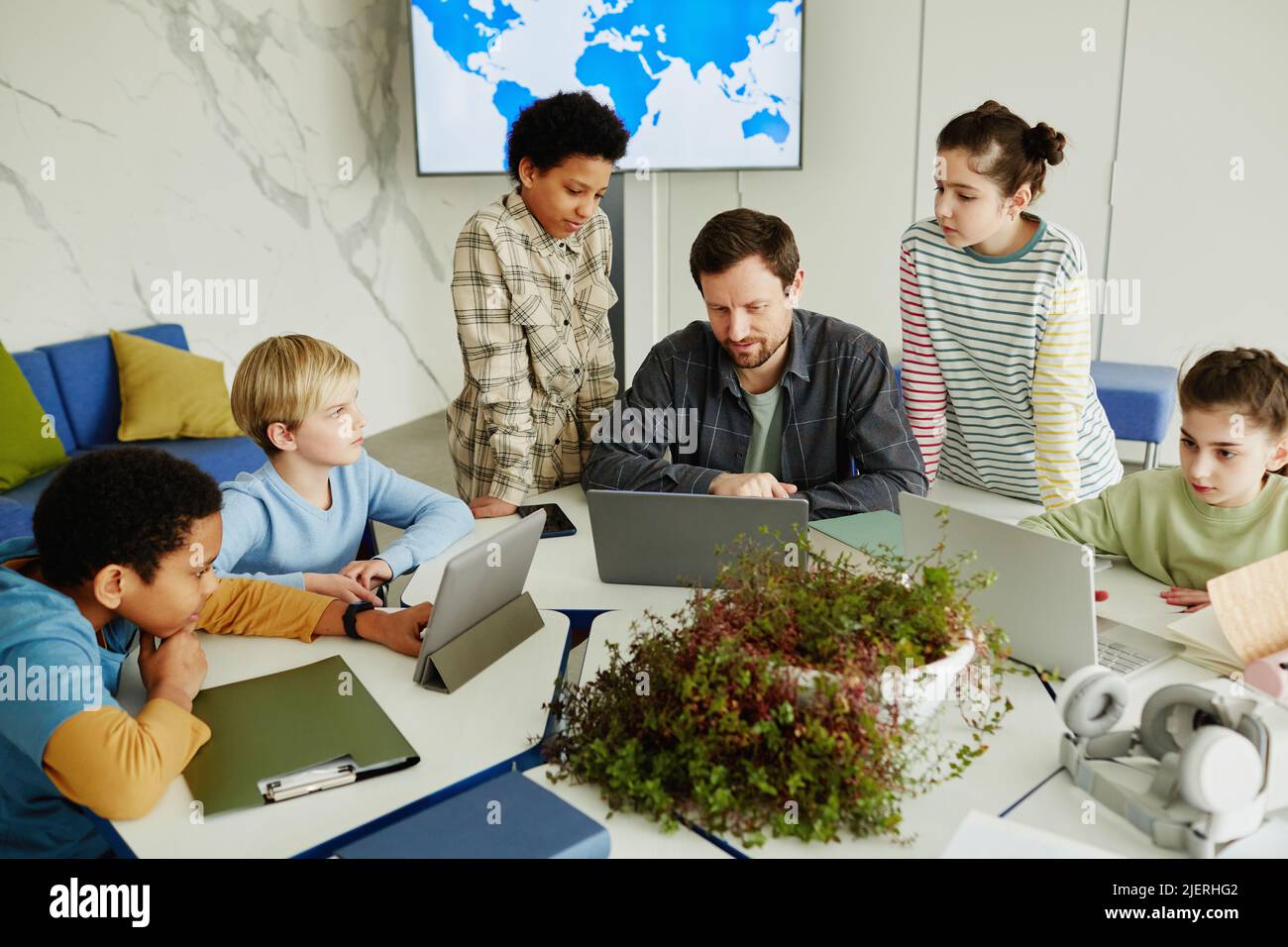 Using laptops at school hi-res stock photography and images - Alamy