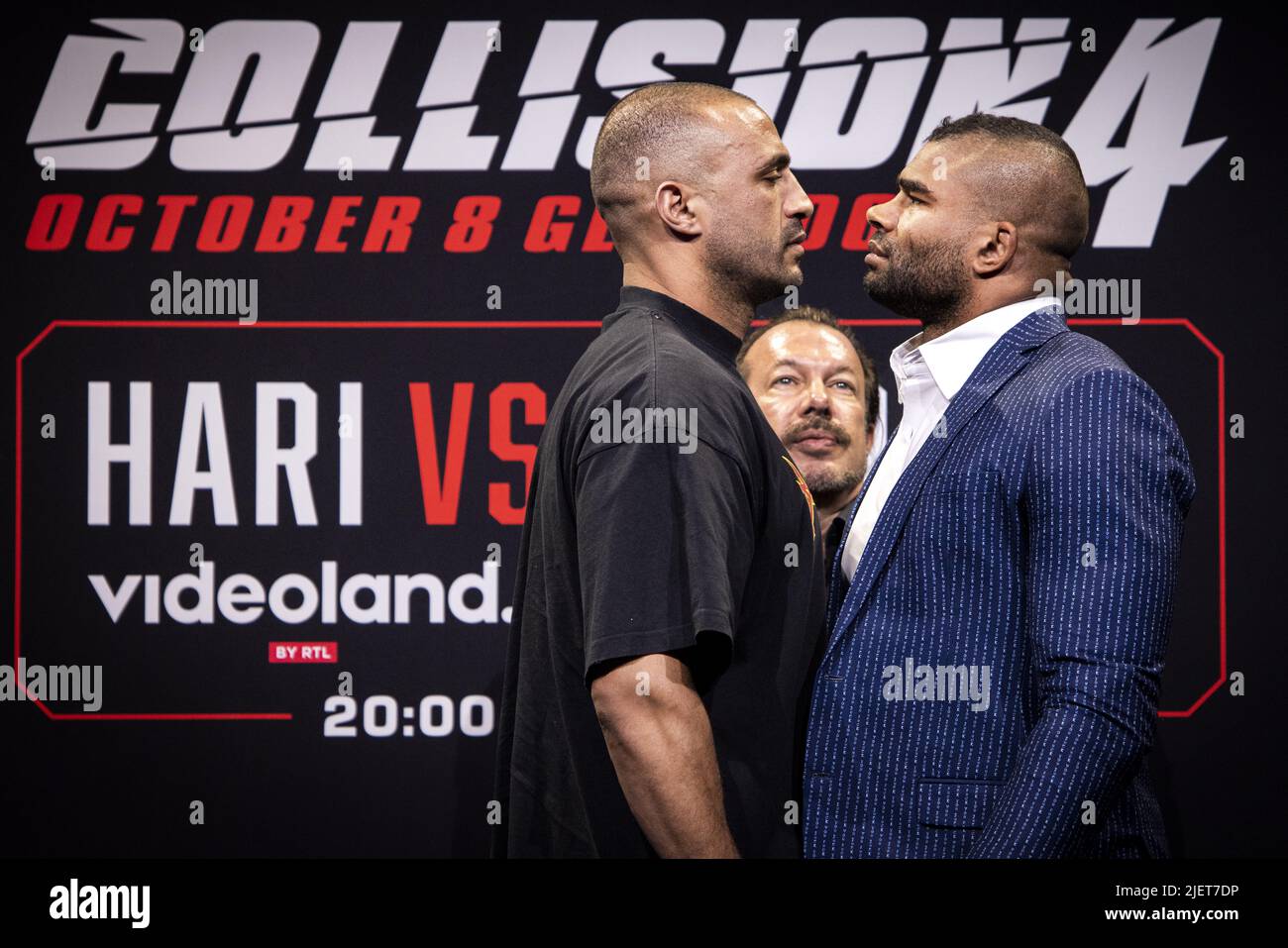 UTRECHT - Badri Hari and Alistair Overeem in a staredown during the ...