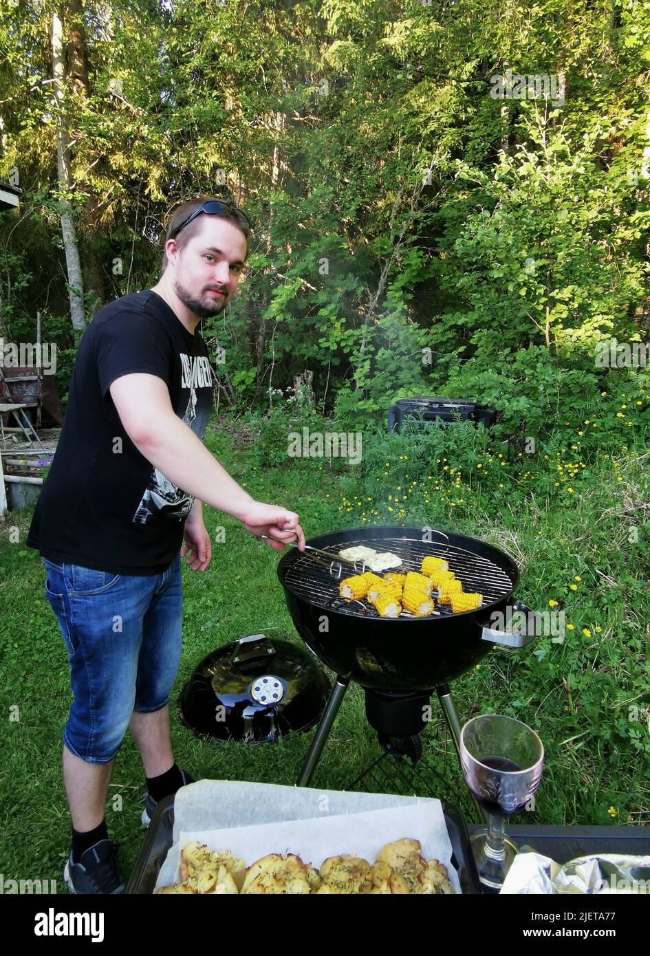 Man barbecue hi-res stock photography and images - Alamy