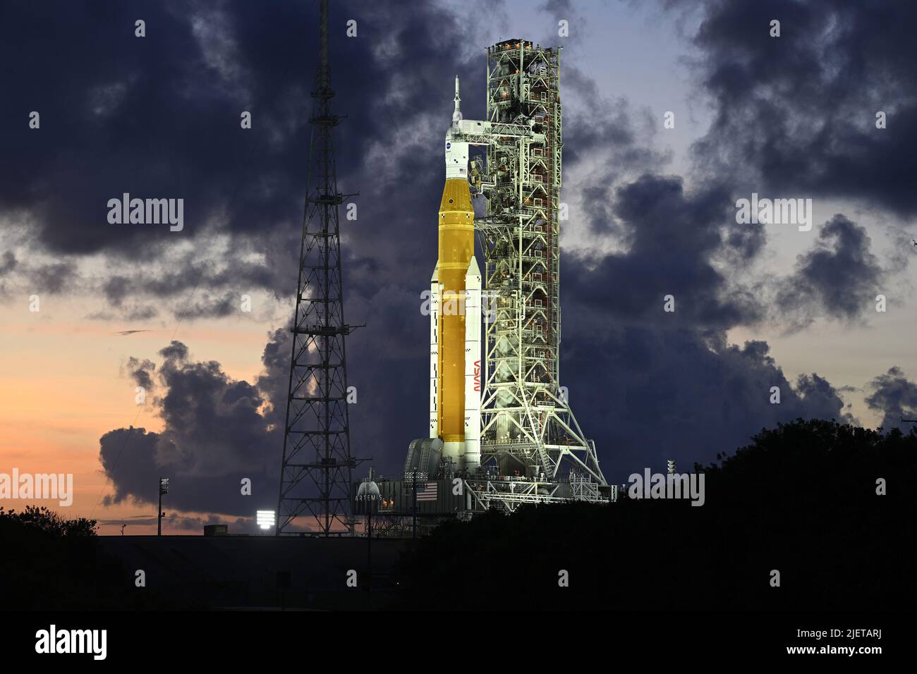 Sls rocket hi-res stock photography and images - Alamy