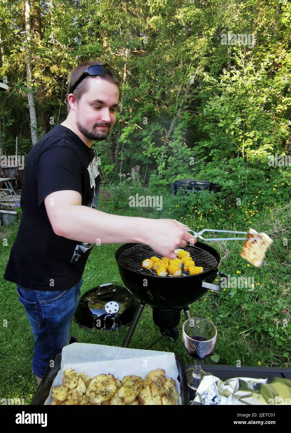 Grilling man hi-res stock photography and images - Alamy