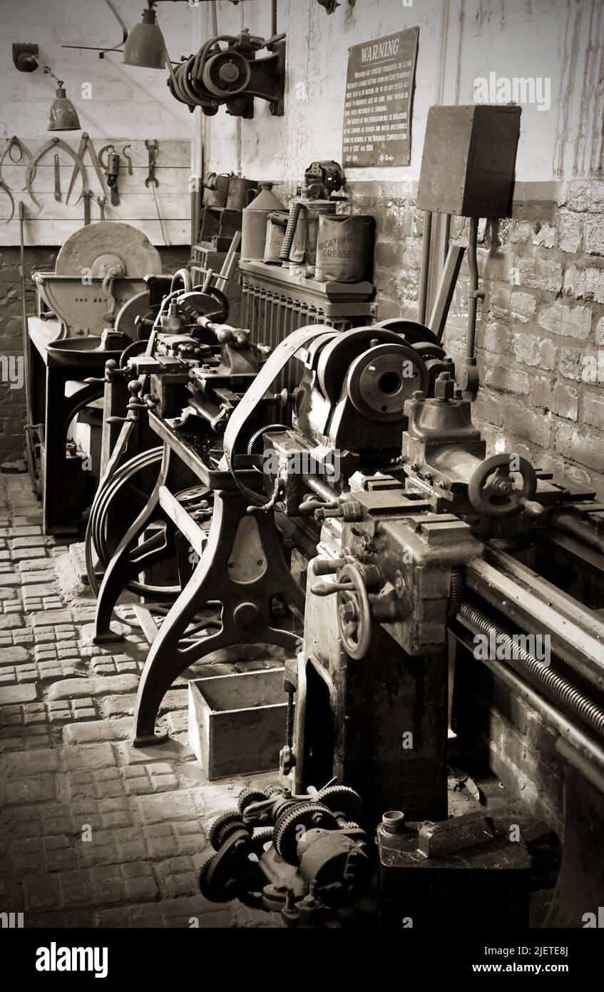 vintage workshop machinery Stock Photo - Alamy
