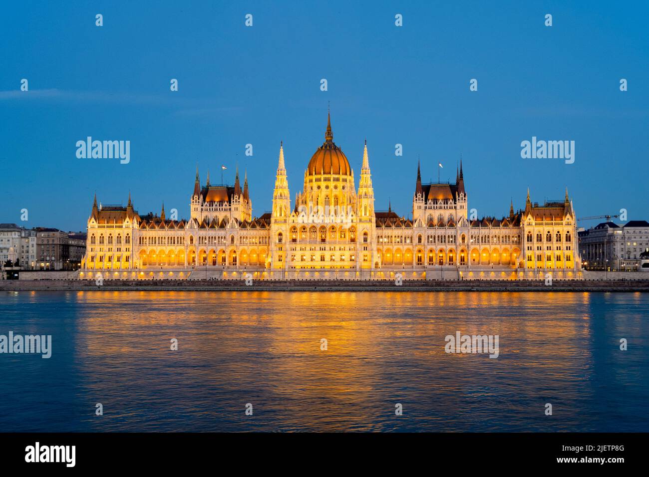 Night view parliament building hi-res stock photography and images - Alamy