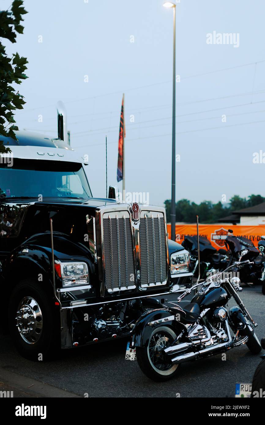 Harley davidson big rig hi-res stock photography and images - Alamy