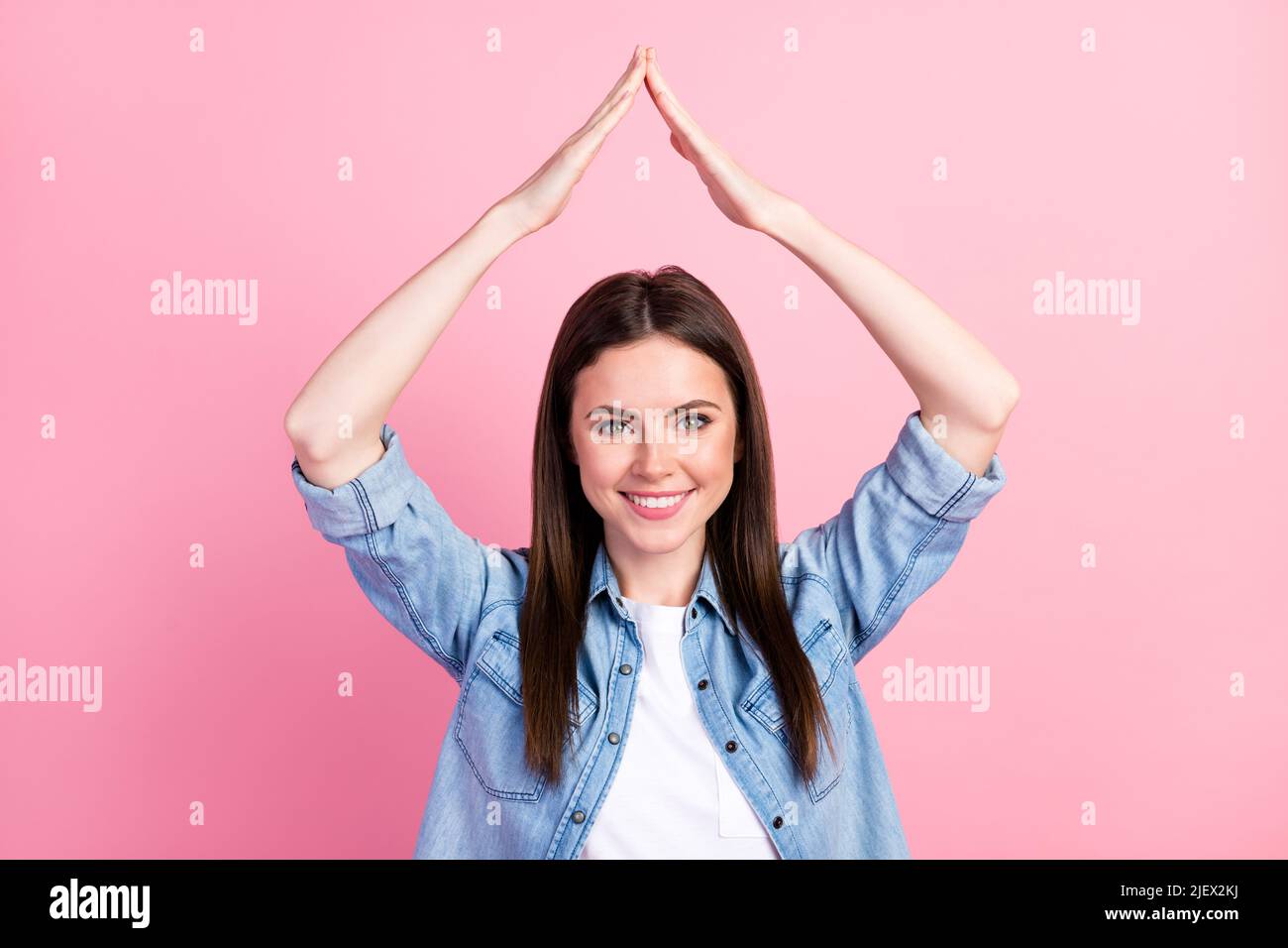 Photo portrait of female student showing roof with hands bought new ...